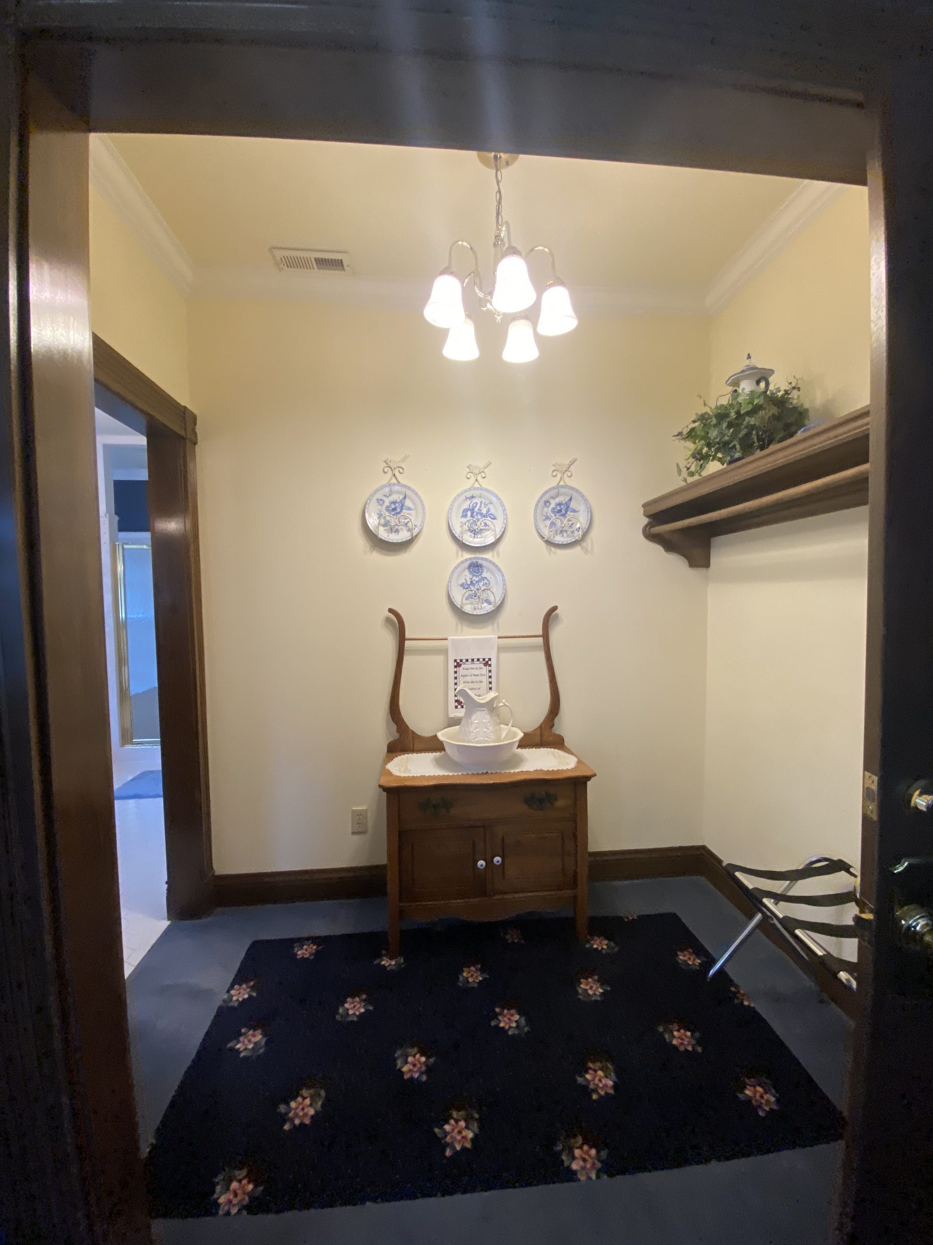 Arthur's Blue Tower Room - Apple Crest Inn